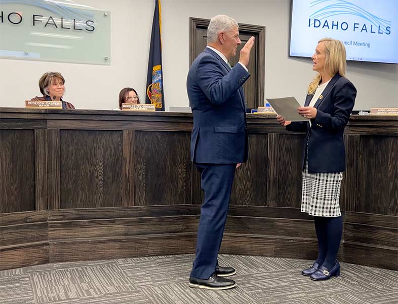 New Idaho Falls mayor, city council members sworn in to a packed house ...