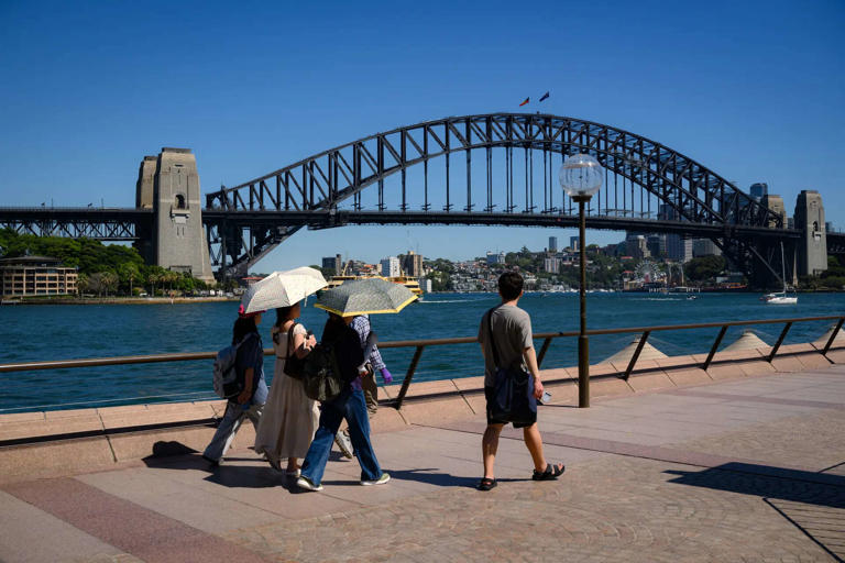 Exceptional heatwave puts Australia’s southeast on high fire alert ...