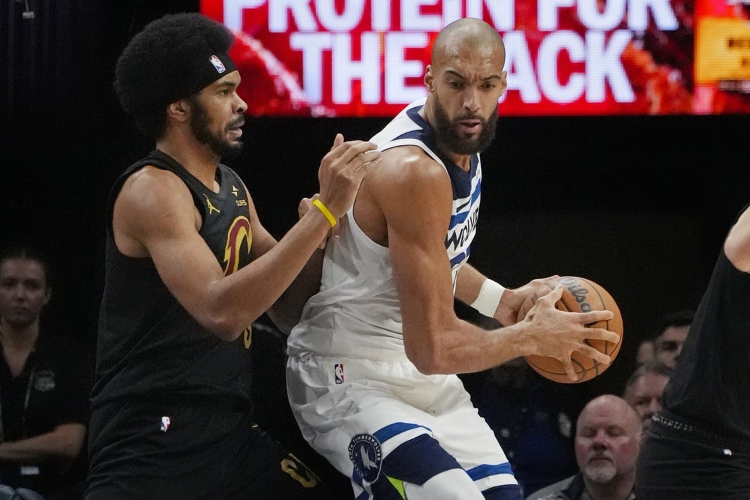 Timberwolves score 43 third-quarter points, hold off Cavaliers