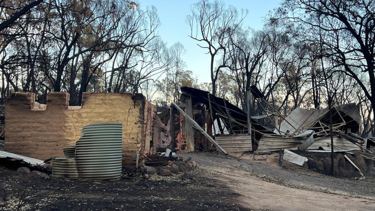 Three people missing in Longwood bushfire amid 'catastrophic' fire ...