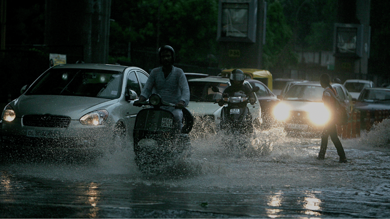 Delhi-NCR wakes up to surprise rains amid biting cold, mercury dips to 5°C