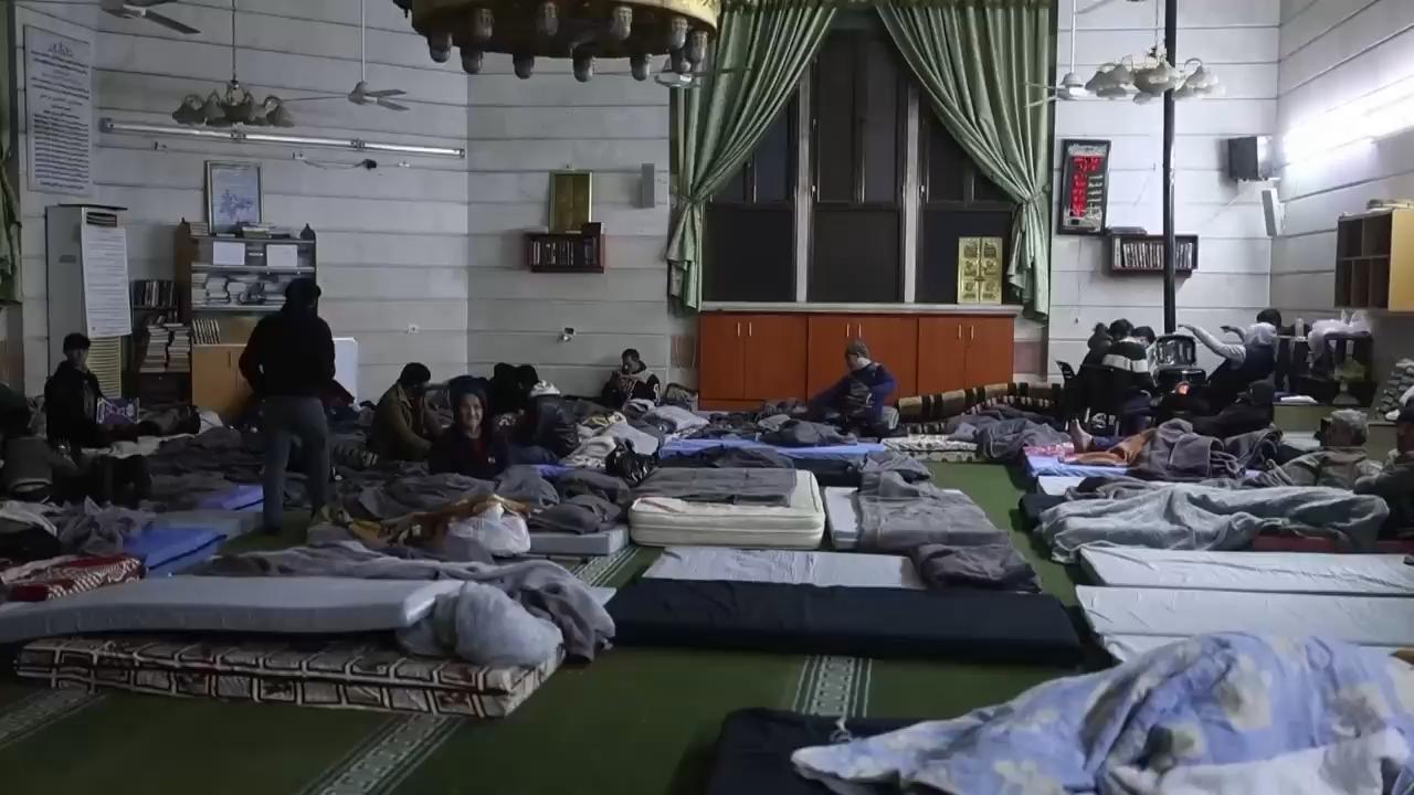 Tens of thousands flee Aleppo neighborhoods after clashes between ...