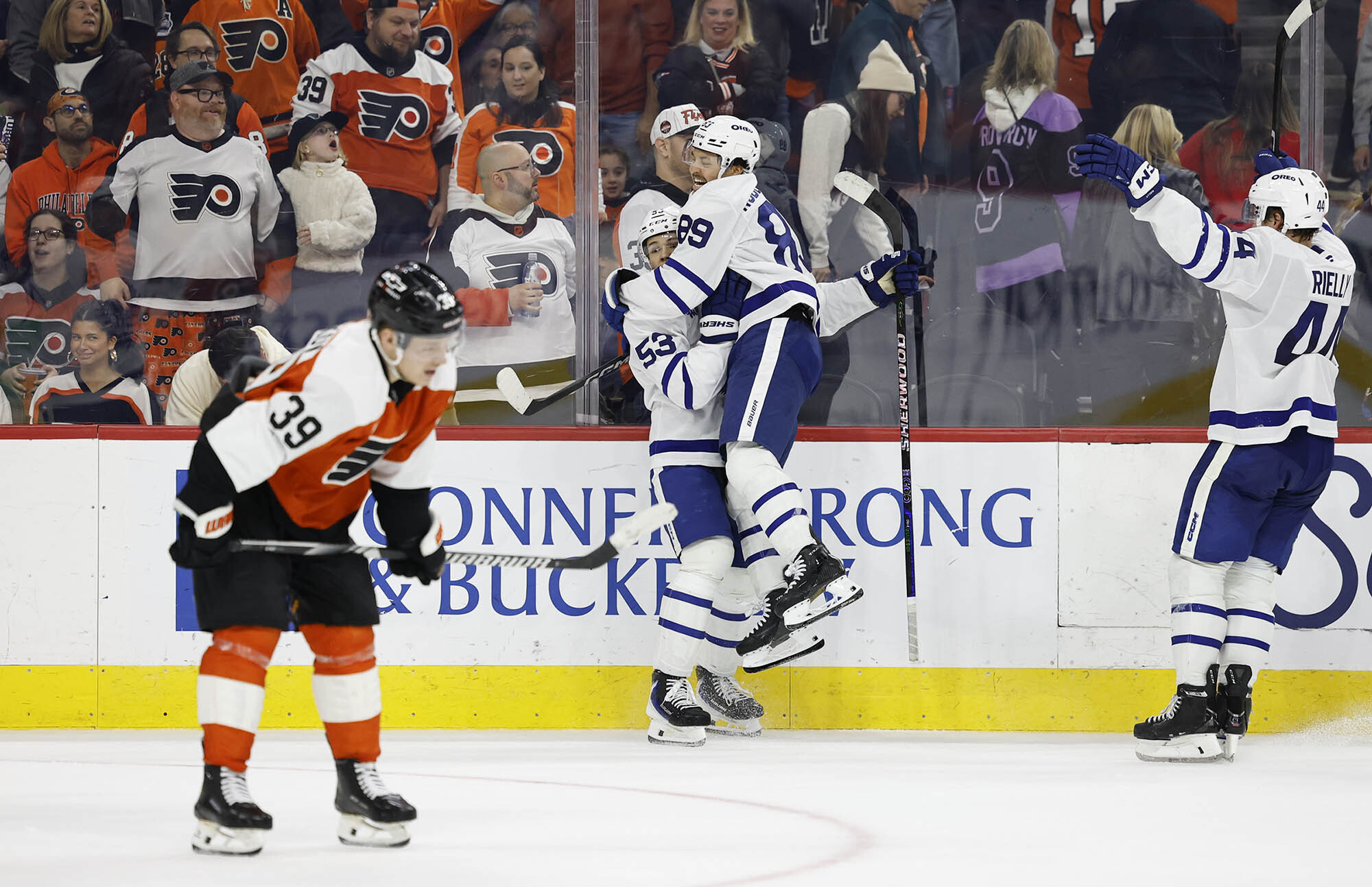 Scott Laughton scores in his return to Philly as Maple Leafs beat ...