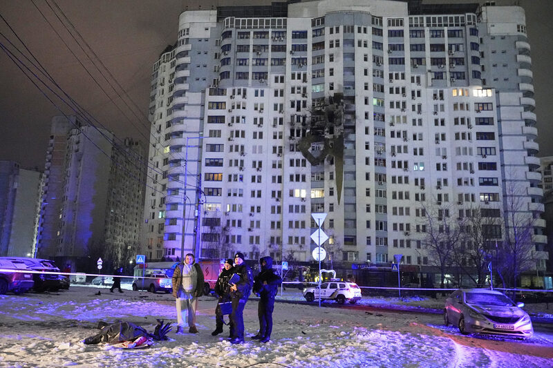 Útok dronů na Kyjev zabil 4 lidi; Moskva hovoří o použití rakety Orešnik