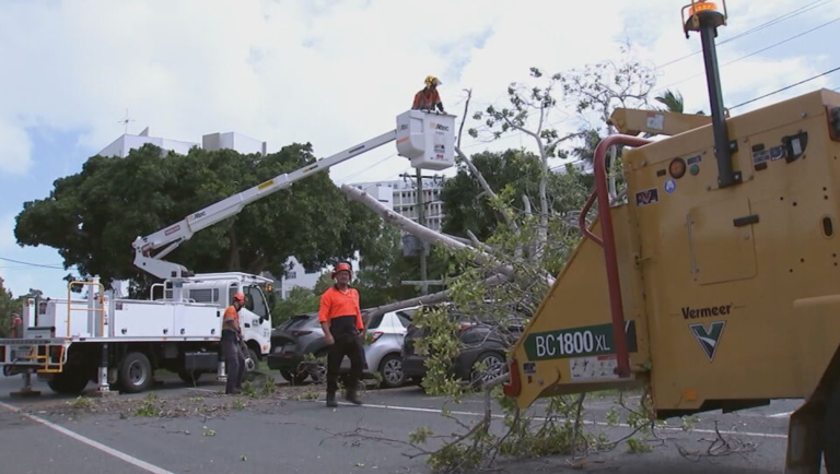 'Expect to lose power': Queenslanders in path of likely cyclone urged ...