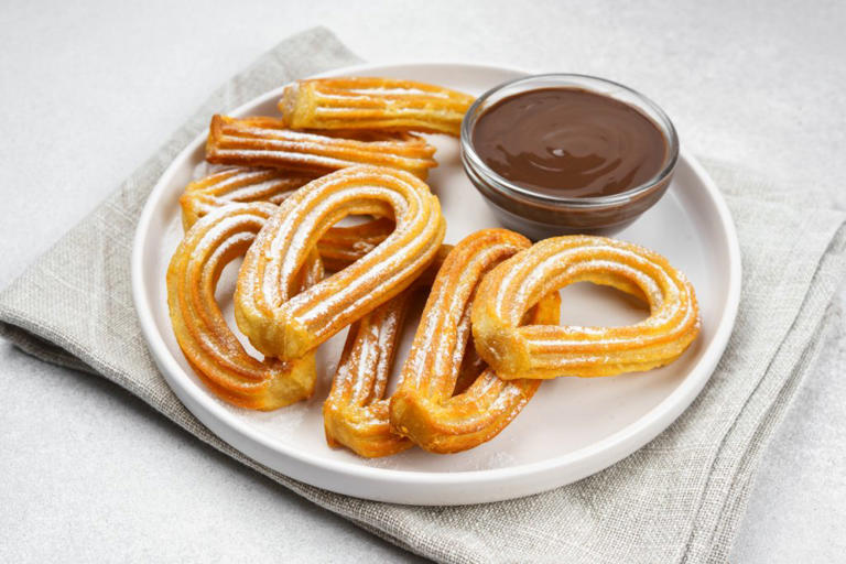 Churros mit Schokosauce – knusprig außen, weich innen und herrlich ...