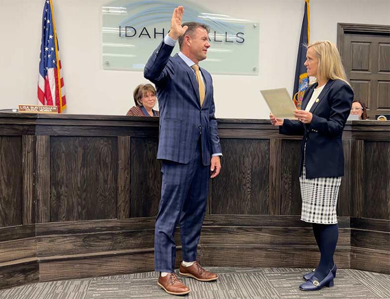 New Idaho Falls mayor, city council members sworn in to a packed house ...
