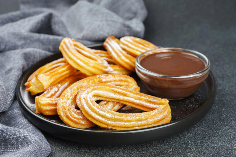 Churros mit Schokosauce – knusprig außen, weich innen und herrlich ...