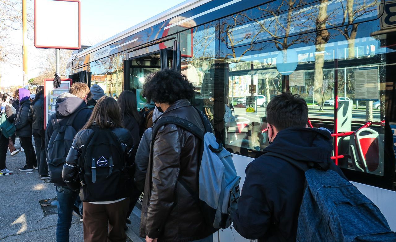 Rapinava studenti sulle corriere. Diciottenne condannato a tre anni