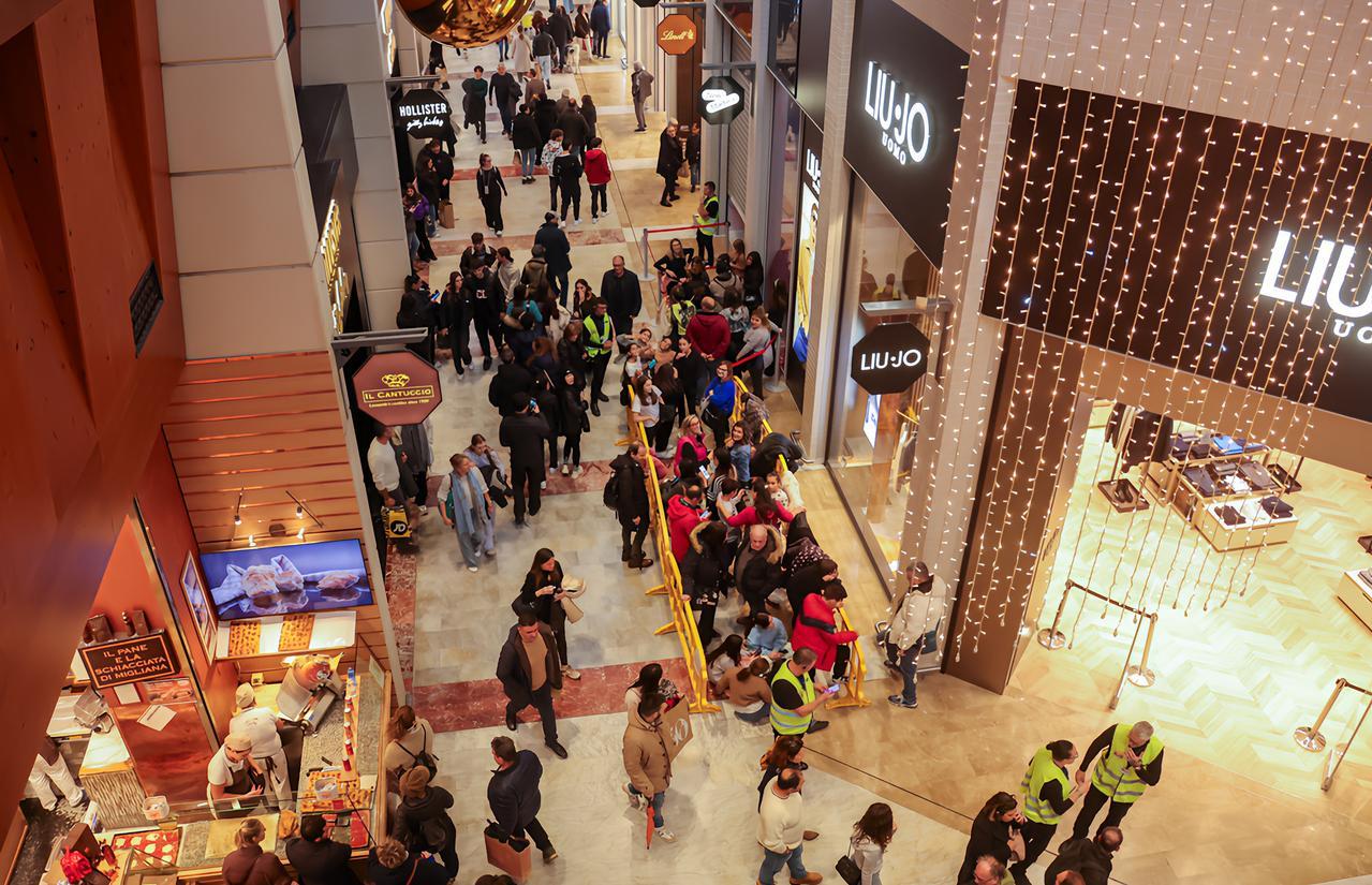 I Gigli fanno sempre il pieno. Lunghe code anche per i saldi, 29 anni ...