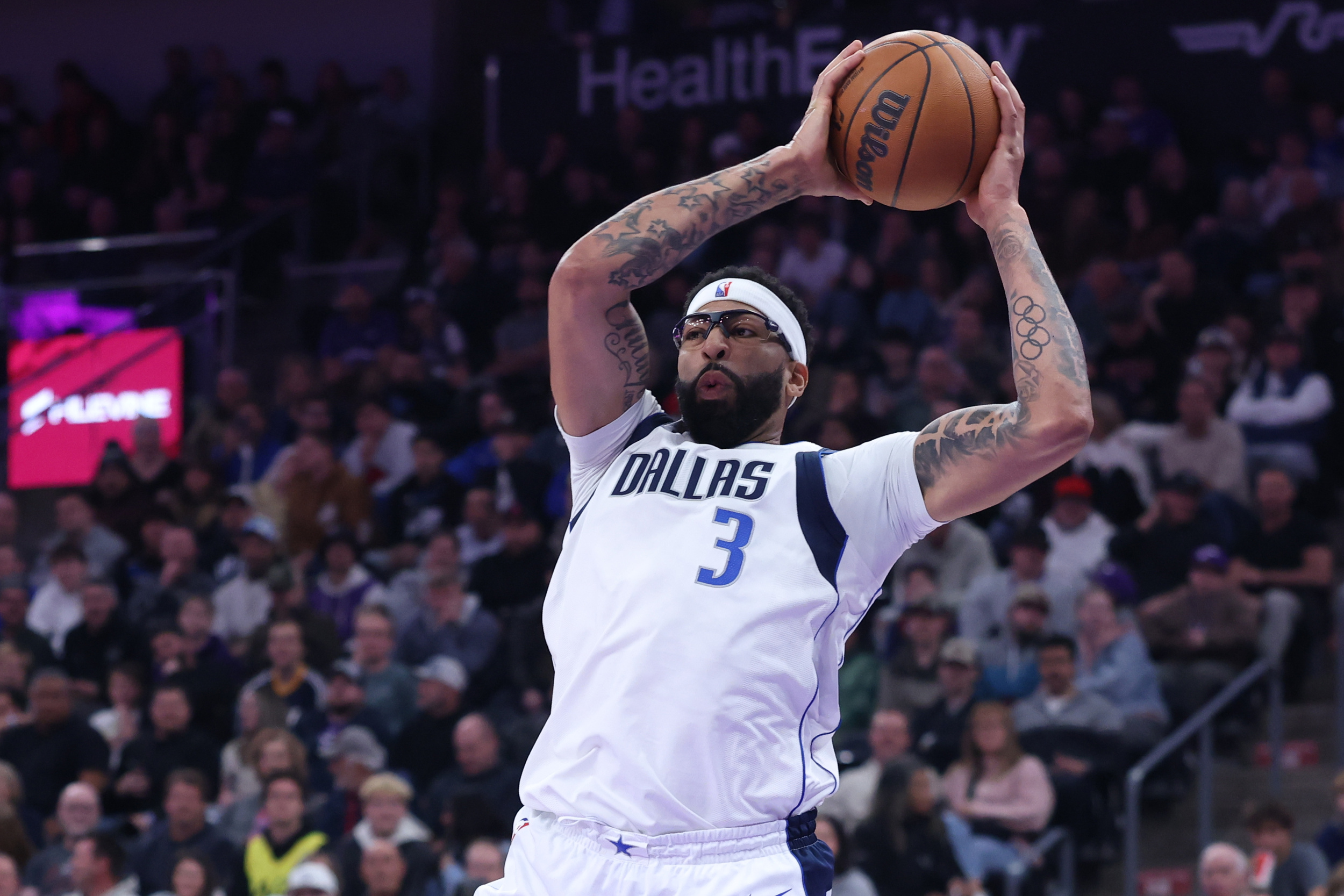 Mavs’ Anthony Davis Suffers Left Hand Injury Thursday