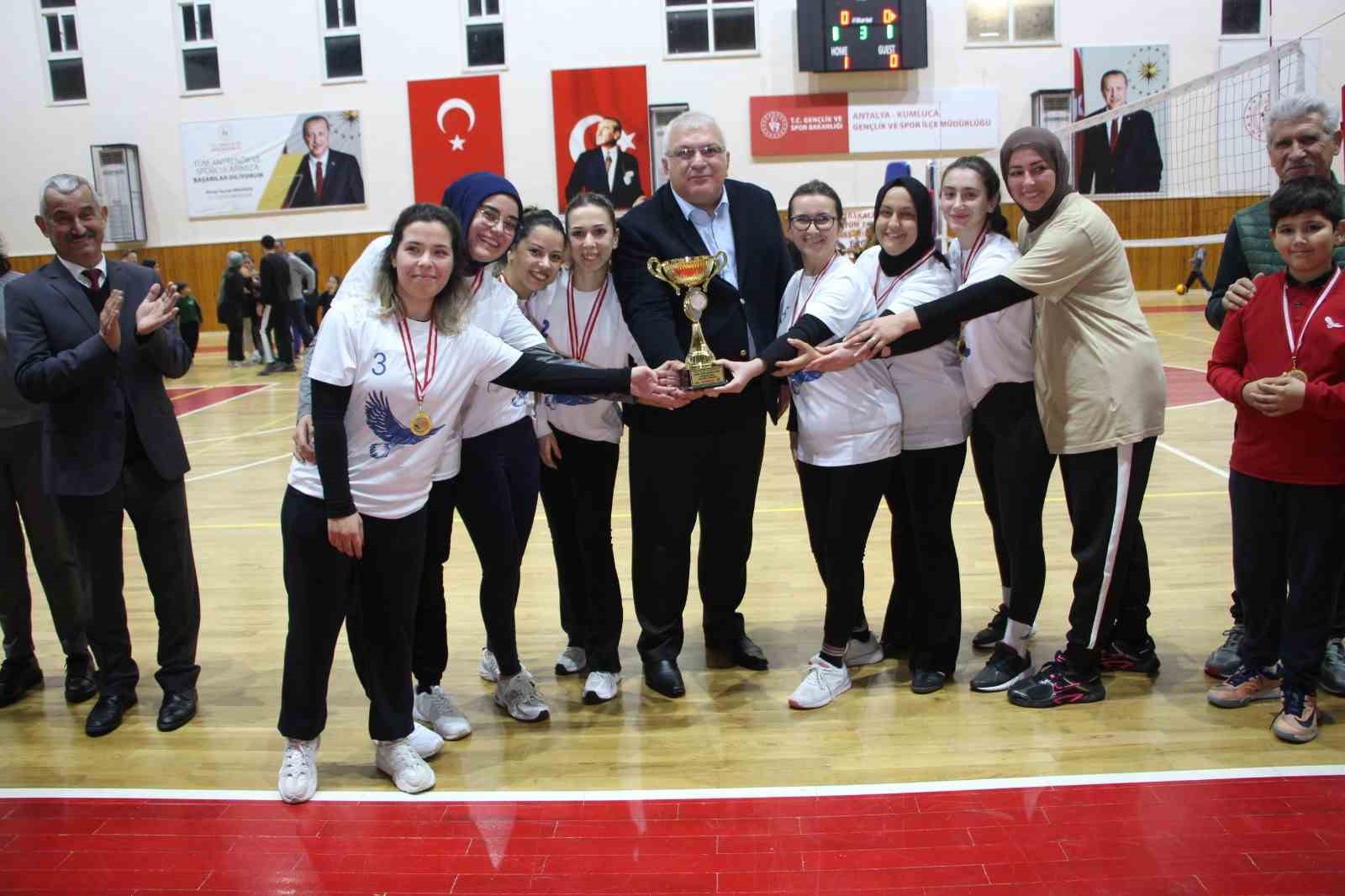 Kumluca’da kadınlar öğretmenler arasında düzenlenen voleybol turnuvası ...