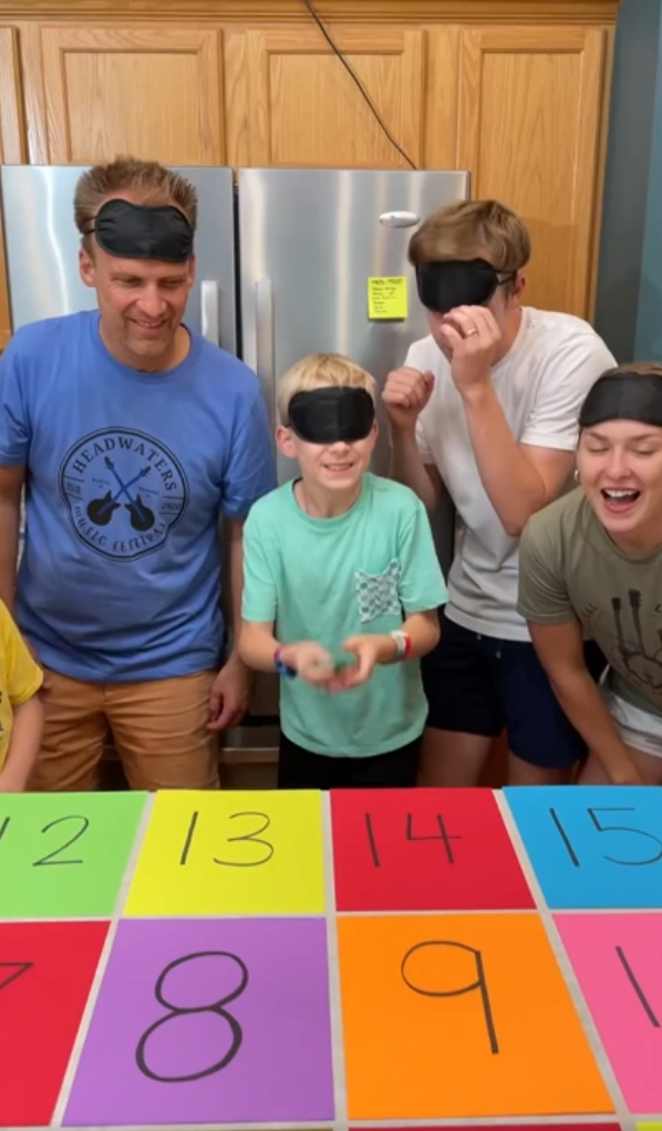 Numbers and balloons party game – fun for kids and family