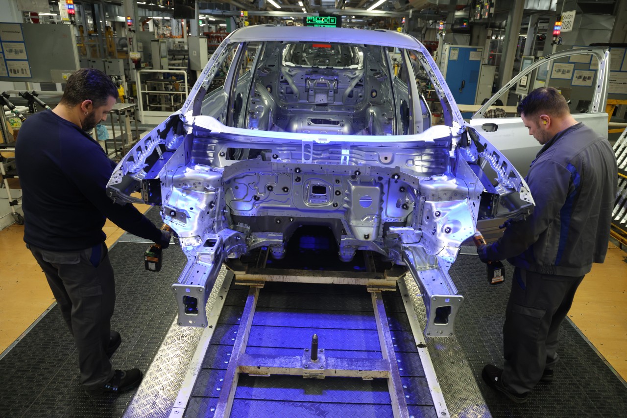 German industry records surprise pickup on car production