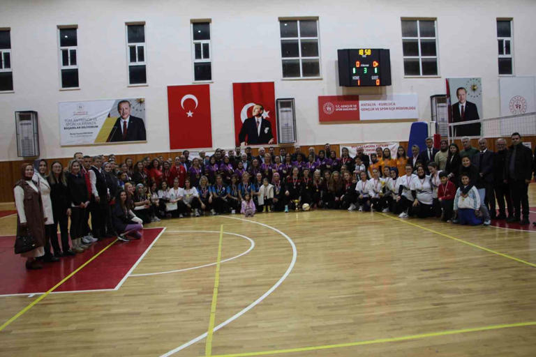 Kumluca’da kadınlar öğretmenler arasında düzenlenen voleybol turnuvası ...