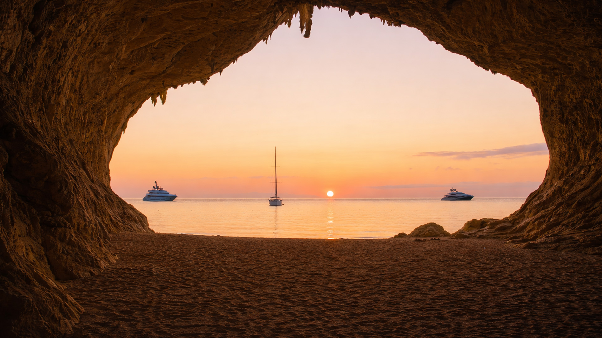 Solnedgång från en gömd grotta