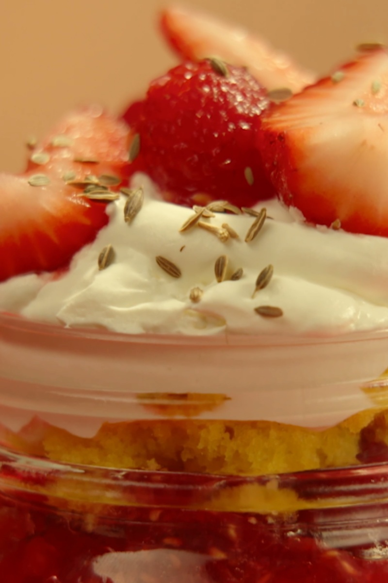 Trifle de bayas con un toque de eneldo fresco y lima