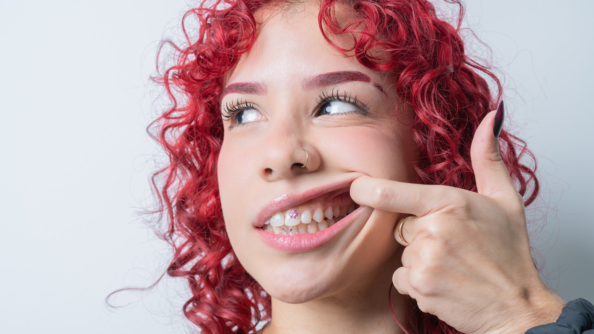 looks-like-something-stuck-in-your-teeth-tooth-gem-craze-hits-gen-z