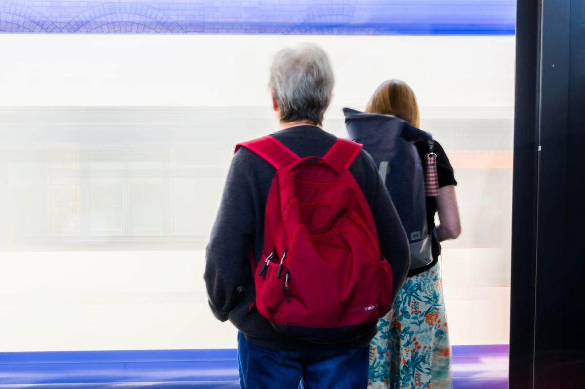 Mann hat mehrere tausend Euro im Rucksack – und lässt ihn am Bahnhof stehen
