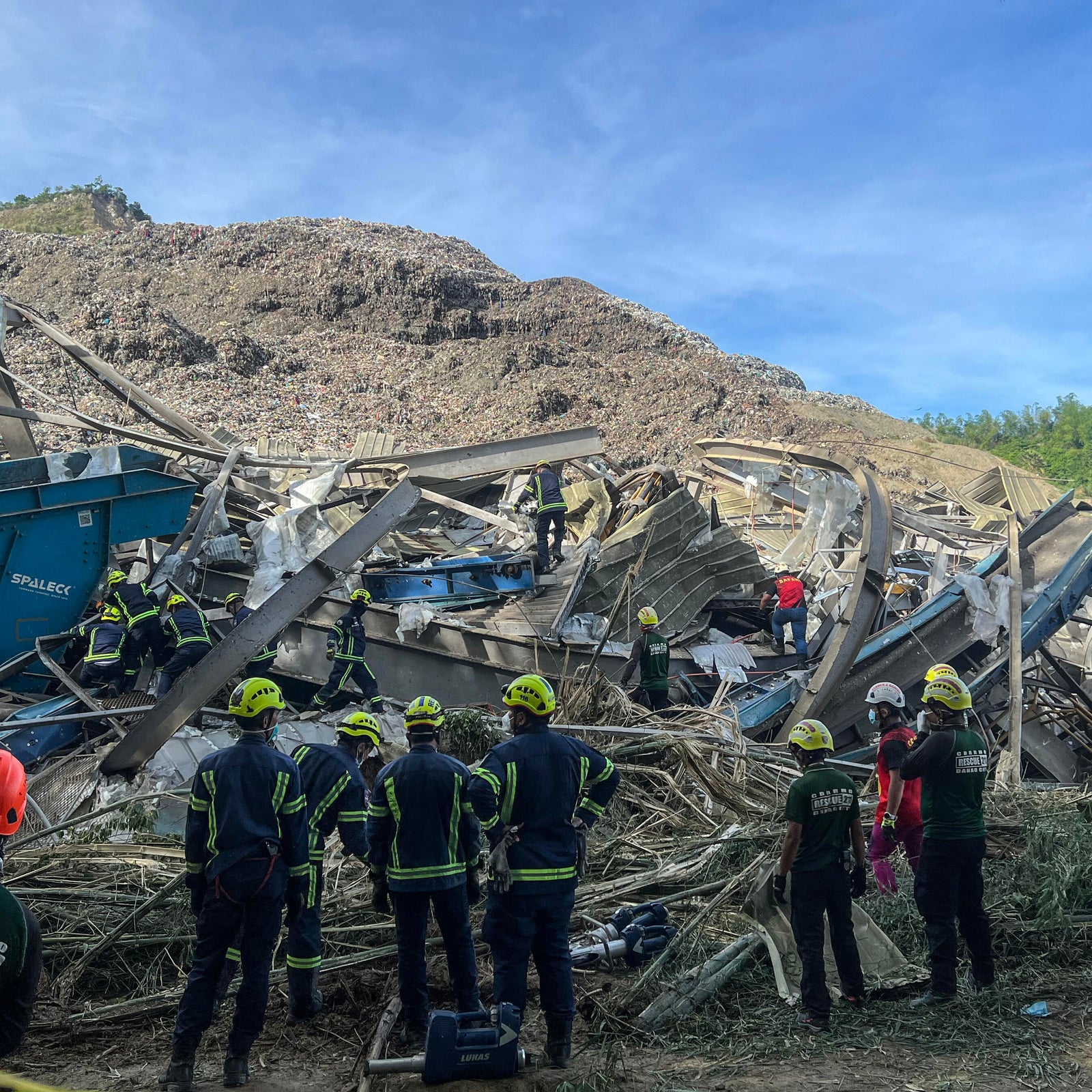 Mountain of garbage collapses at Philippines landfill, 1 dead, dozens ...