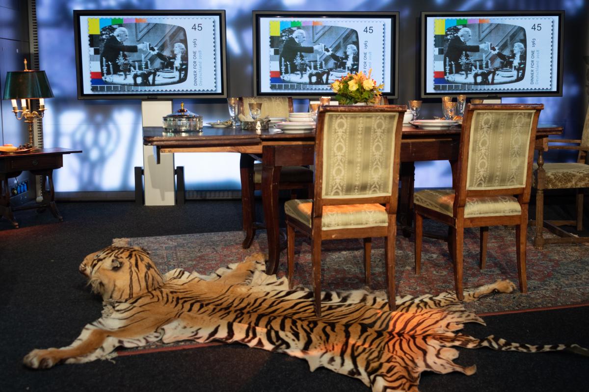 „Dinner for One“ und Co.: Das läuft an Silvester 2025 im Fernsehen