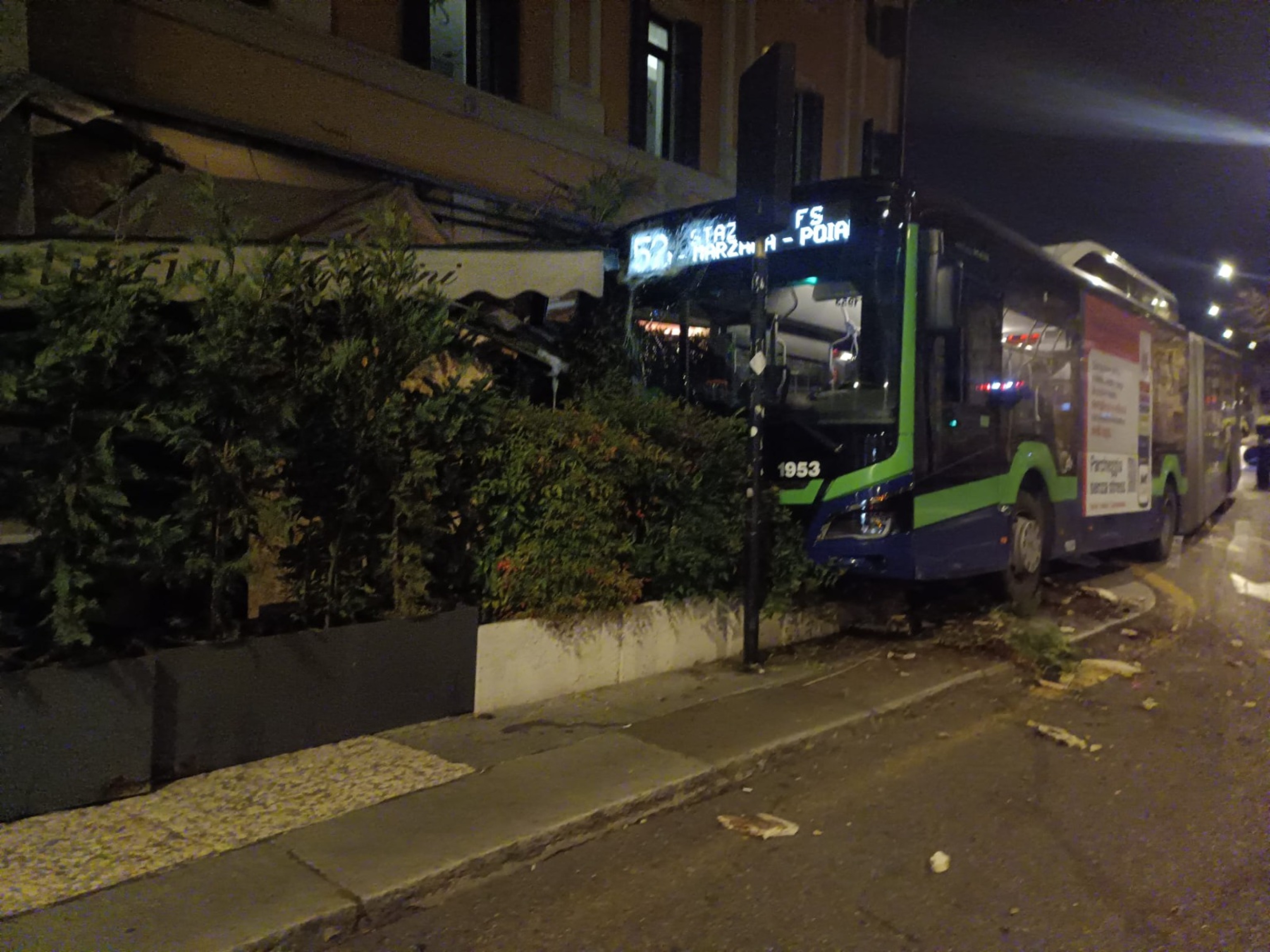 Bus contro il plateatico di un bar a Verona, nessun ferito