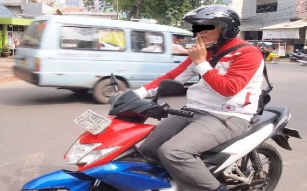 Merokok sambil berkendara masih marak, sanksi ngeri ini bisa dicoba