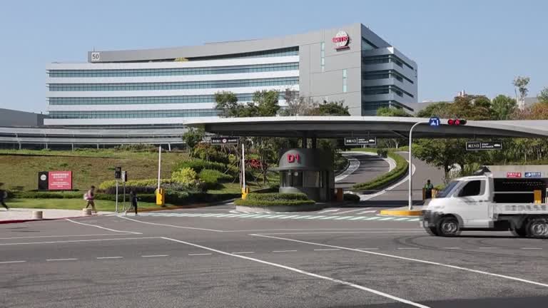 Chipmaker TSMC posts Q4 revenue well ahead of forecasts
