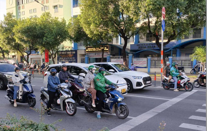 HCMC residents surprised by rare cold snap, decade-low temperatures