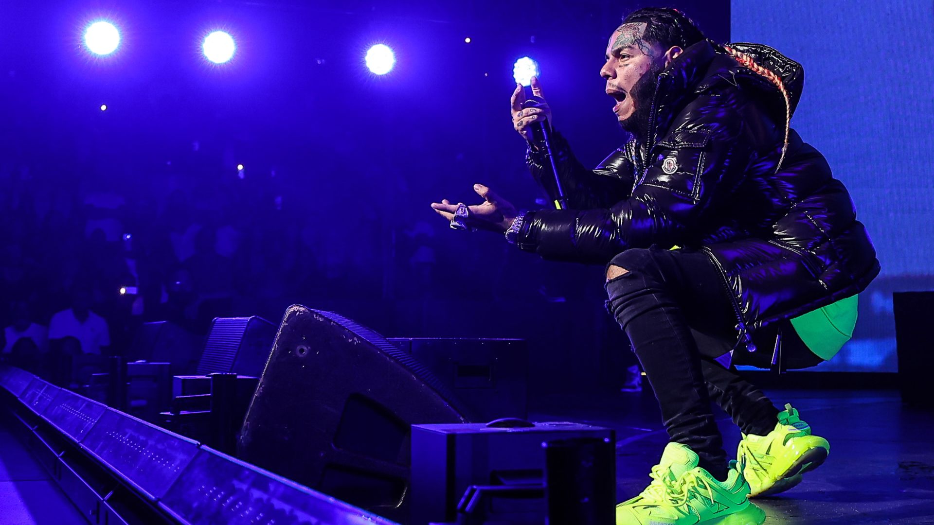 Tekashi 6ix9ine se entrega para cumprir pena de três meses durante live