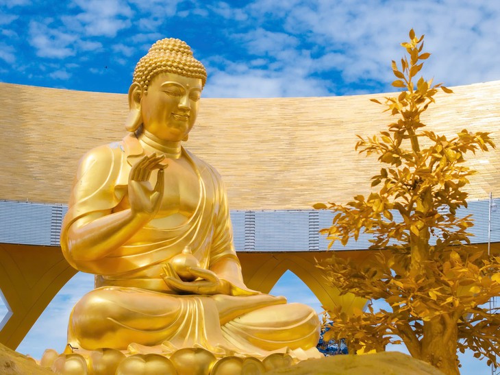 Vì sao nhiều người cầu tài lộc trước tượng Phật Câu Na Hàm Mâu Ni trên ...