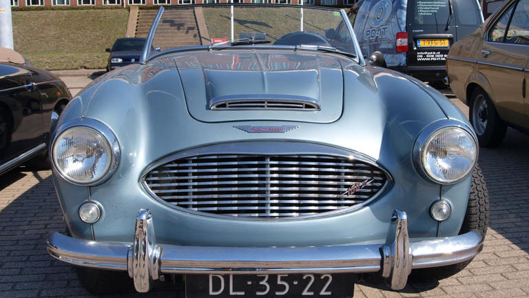 When the 1956 Austin-Healey 100M raised expectations