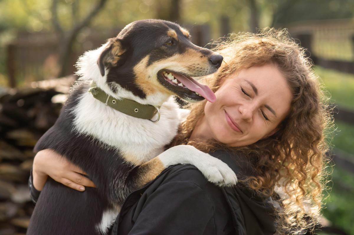 Stärkt Hundesabber die Psyche? Warum Bakterien gut für Hundehalter sein ...