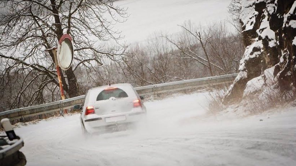 Česko zasáhla sněhová kalamita: Doprava kolabuje, nehod přibývá