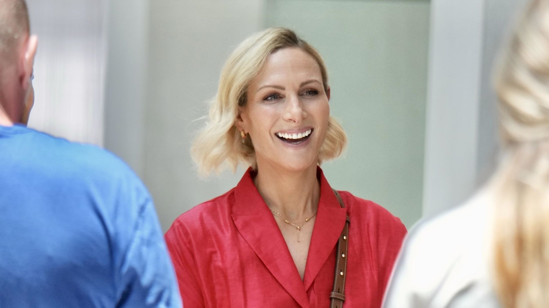 Zara Tindall huye del frío londinense en Australia: un vestido de lino ...