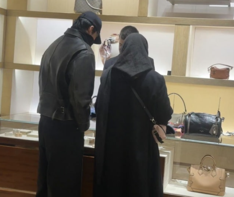 신민아♥김우빈, 바르셀로나 명품 매장서 포착…뒷모습도 '훈훈' [IS하이컷]