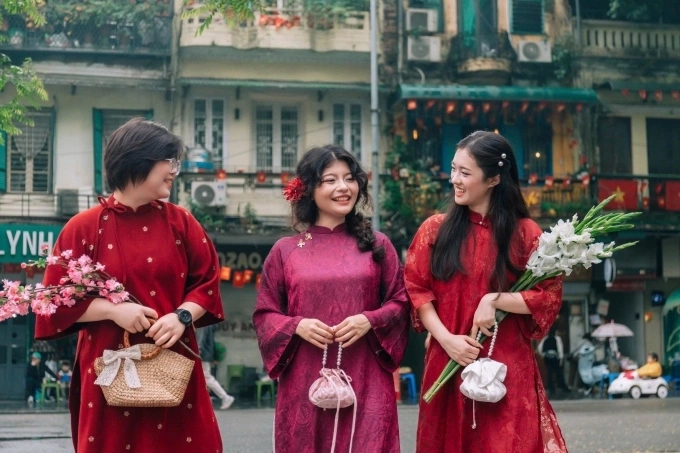 Foreigners don ao dai to partake in Lunar New Year fun