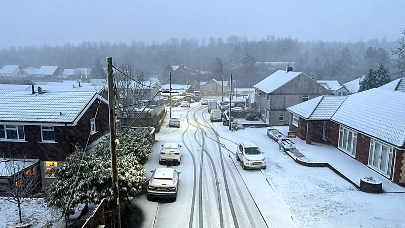 Storm Goretti hits the UK with strong winds and snow, leaving thousands ...