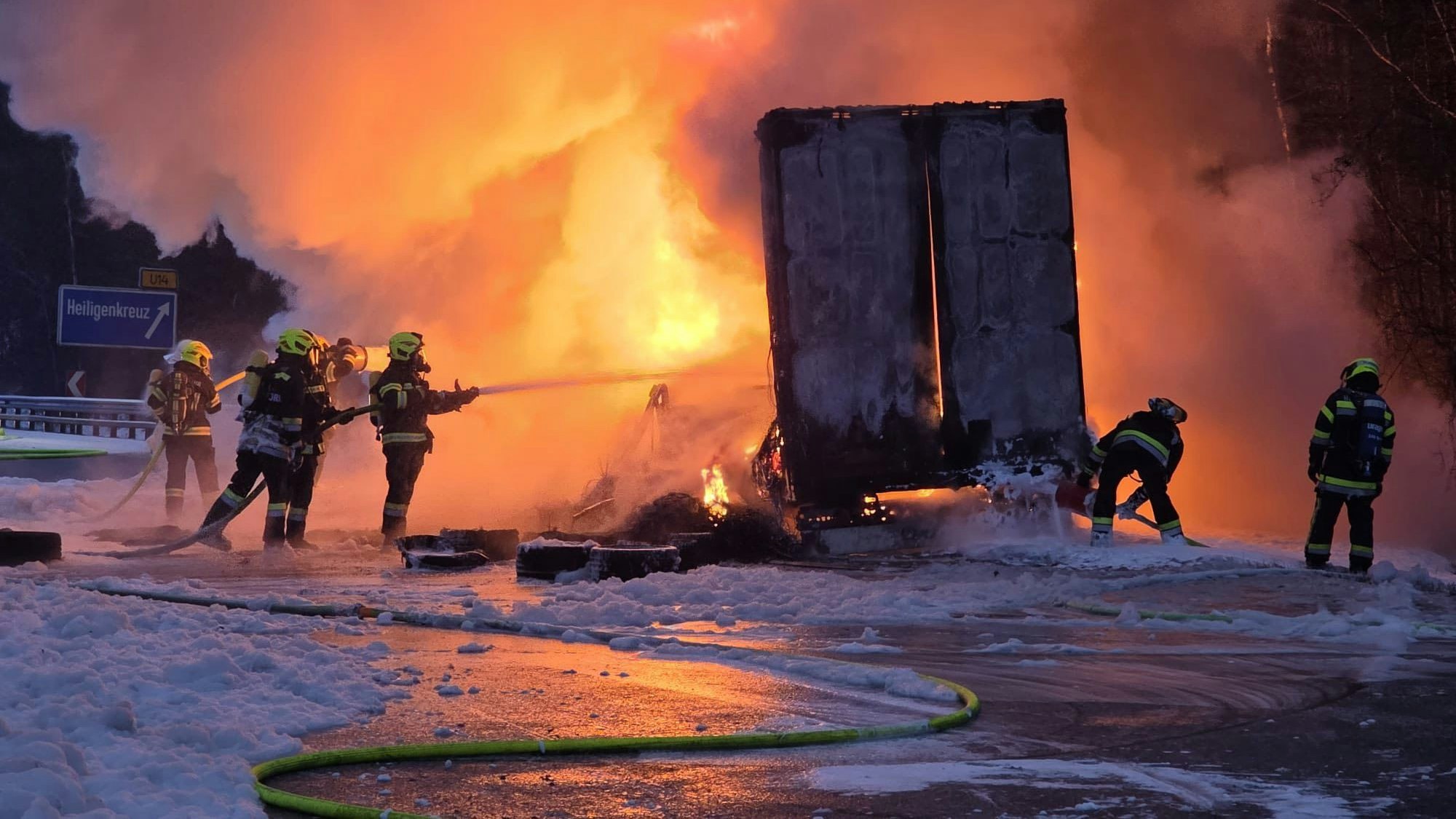 Autobahn-Sperre bis Nachmittag! Lkw-Brand legt A21 lahm
