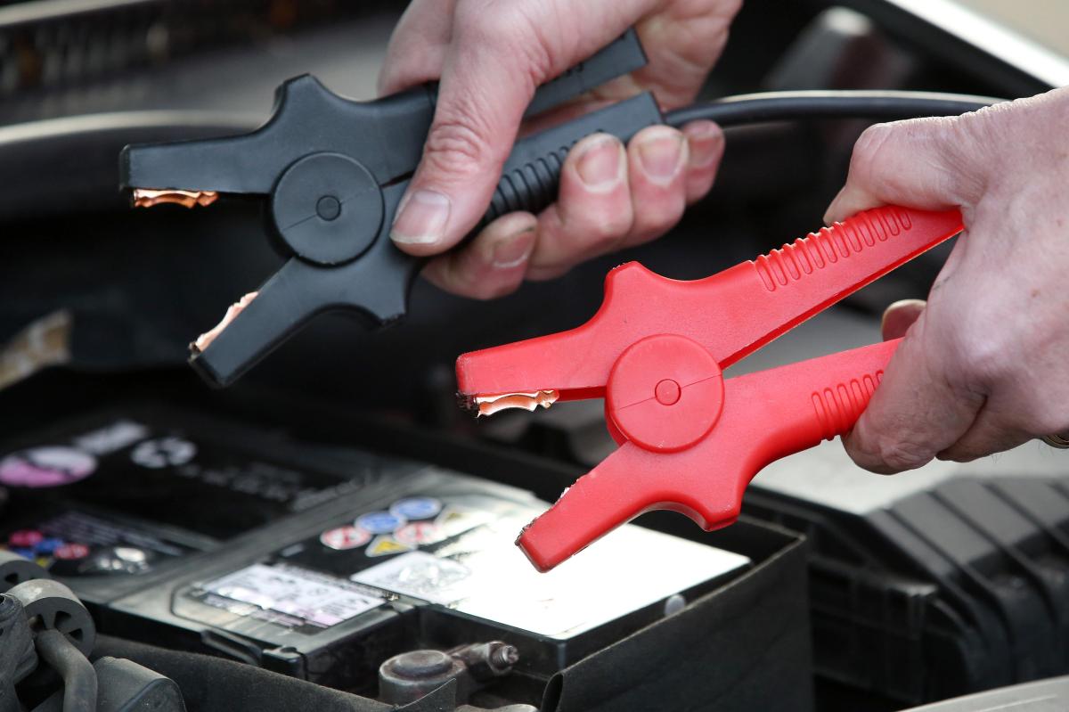 Auto überbrücken: Welche Reihenfolge muss ich einhalten?