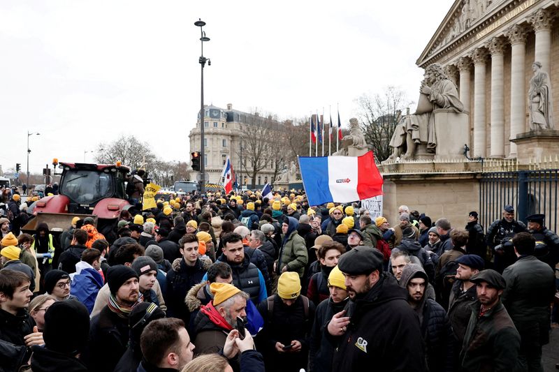 French opposition parties seek to topple government over Mercosur