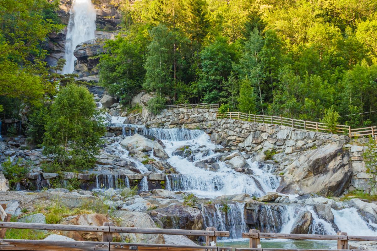 Abgerutscht! Deutscher Wanderer stirbt bei Sturz von nassem Felsen in ...