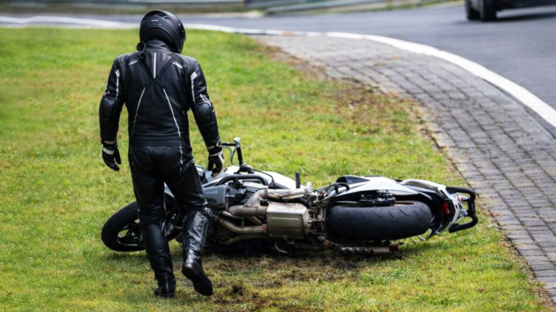 Motorcycle crashes in corner at Nordschleife