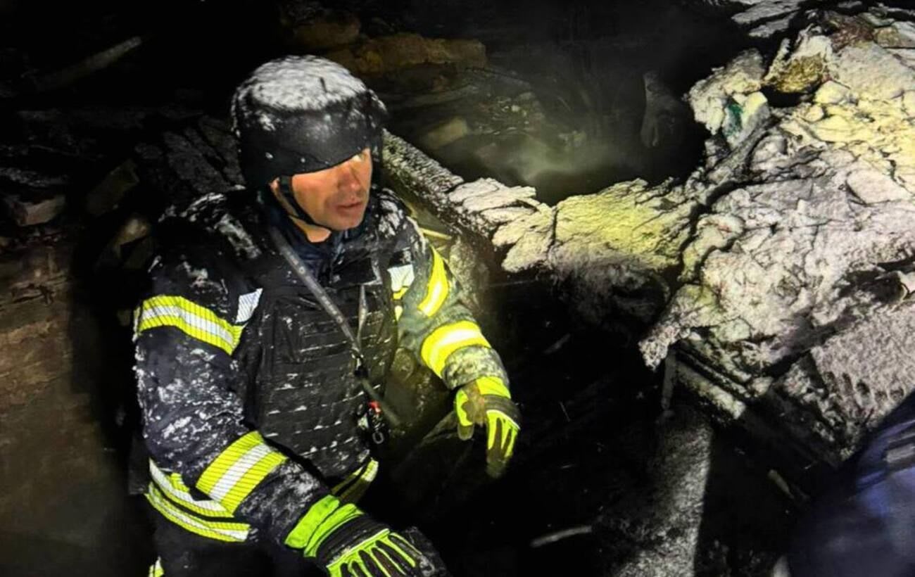 Rescuers pull entire family from rubble after Russian attack on Ukraine ...