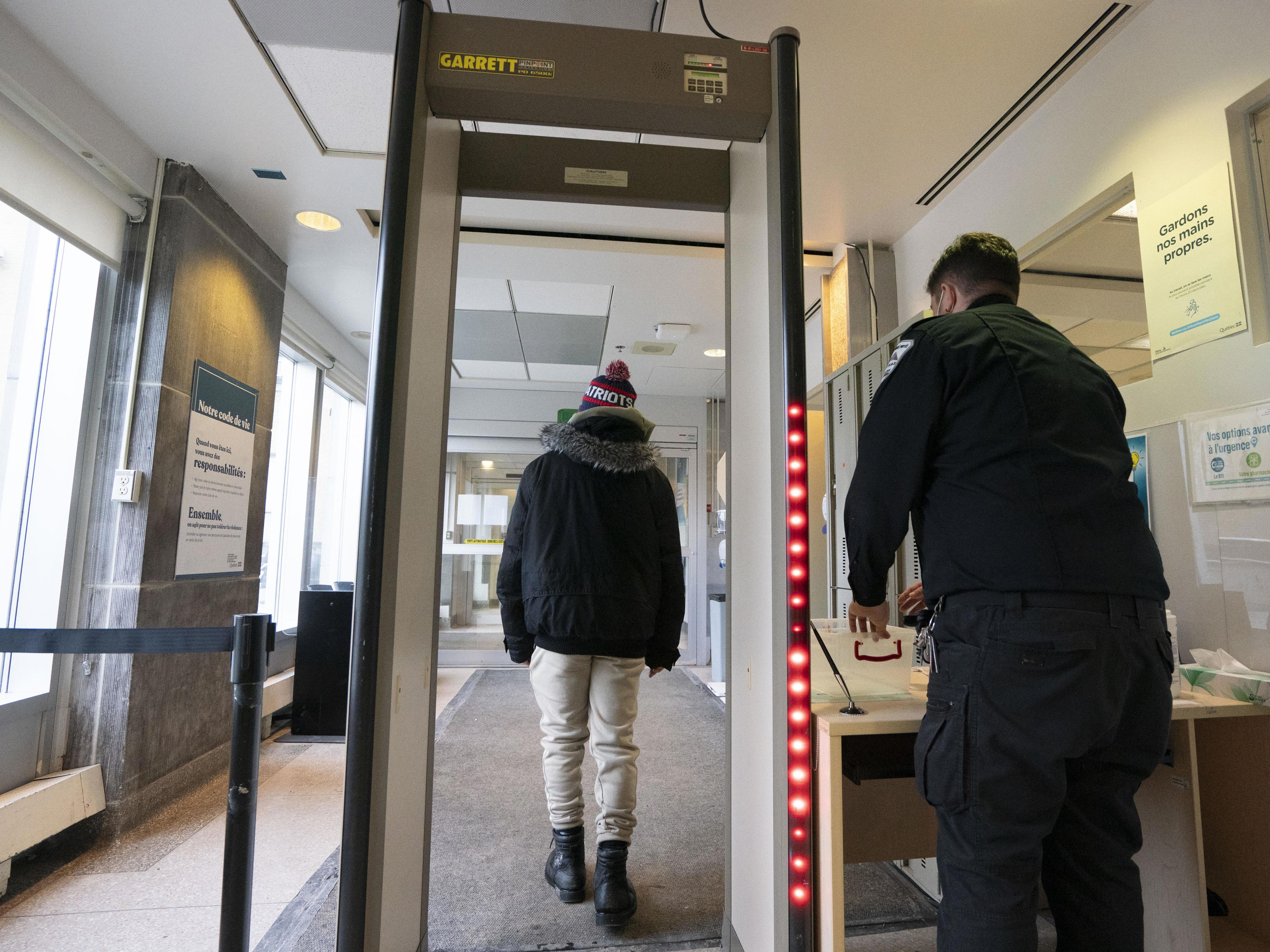 Des détecteurs de métaux pour entrer à l’urgence de Notre-Dame