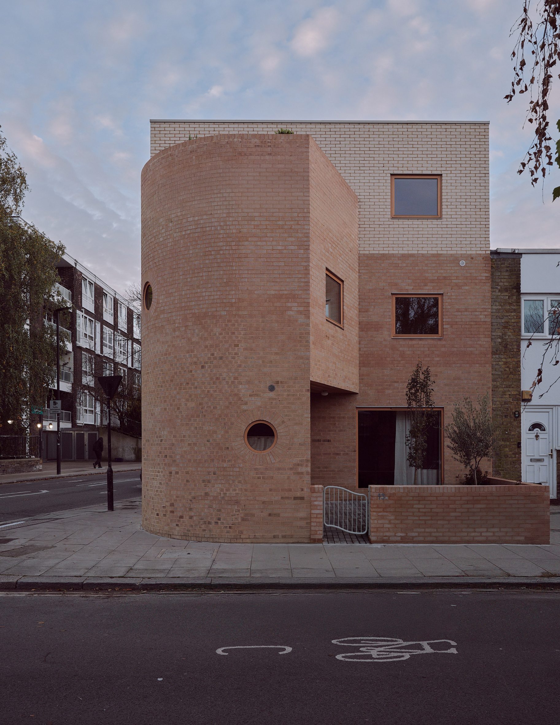 Nikjoo and Flawk create uniquely sculptural home on London infill site