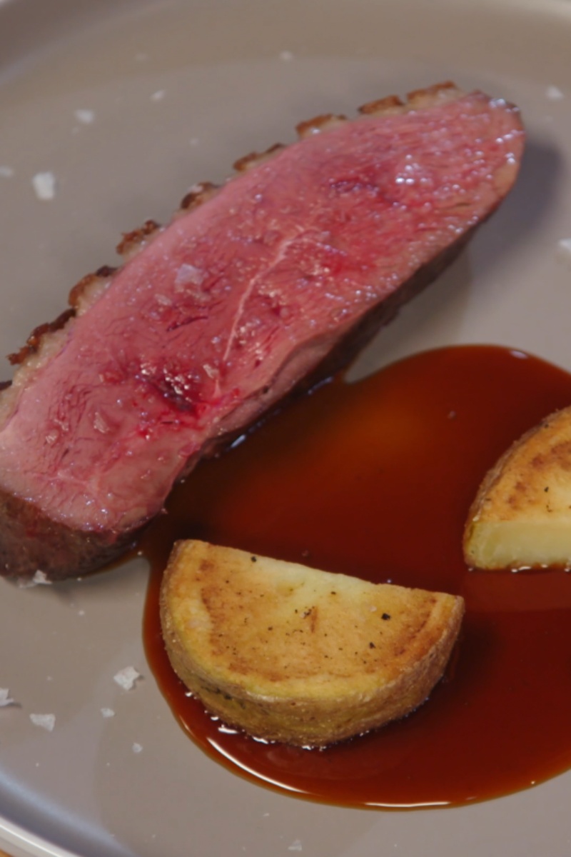 Pato a la naranja cinco especias con rico gastrique de cítricos