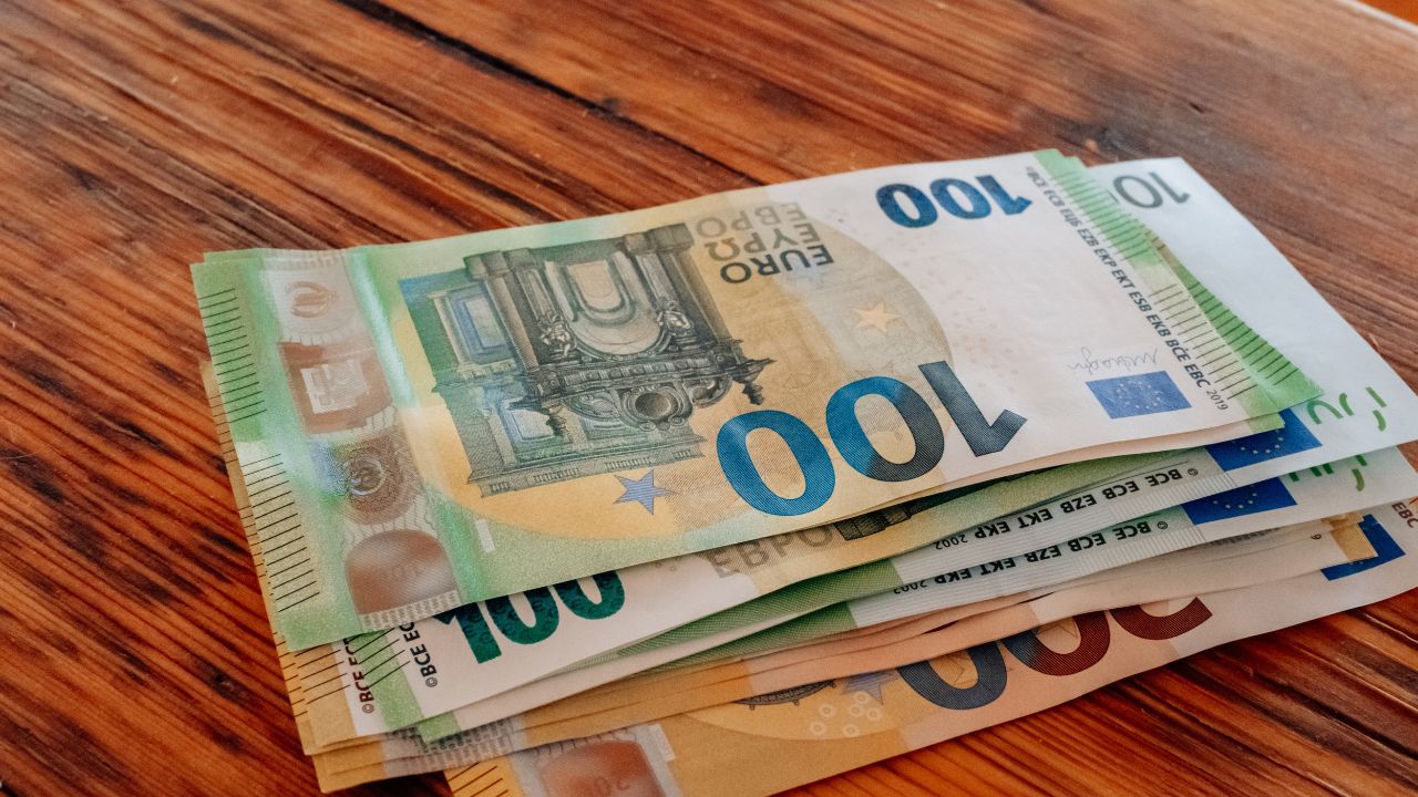 C’est confirmé : un virement surprise de la CAF arrive sur le compte en ...