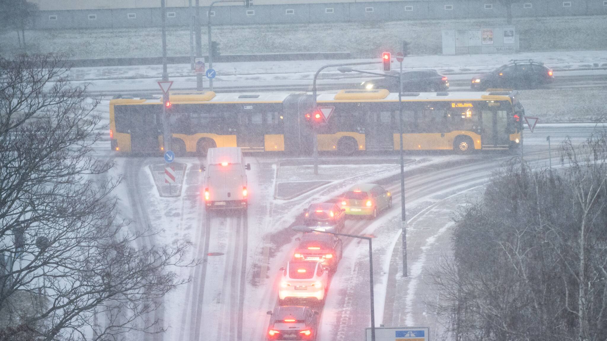 Wintersturm „Elli“ erreicht Sachsen mit Schneefall – Probleme bei den ...