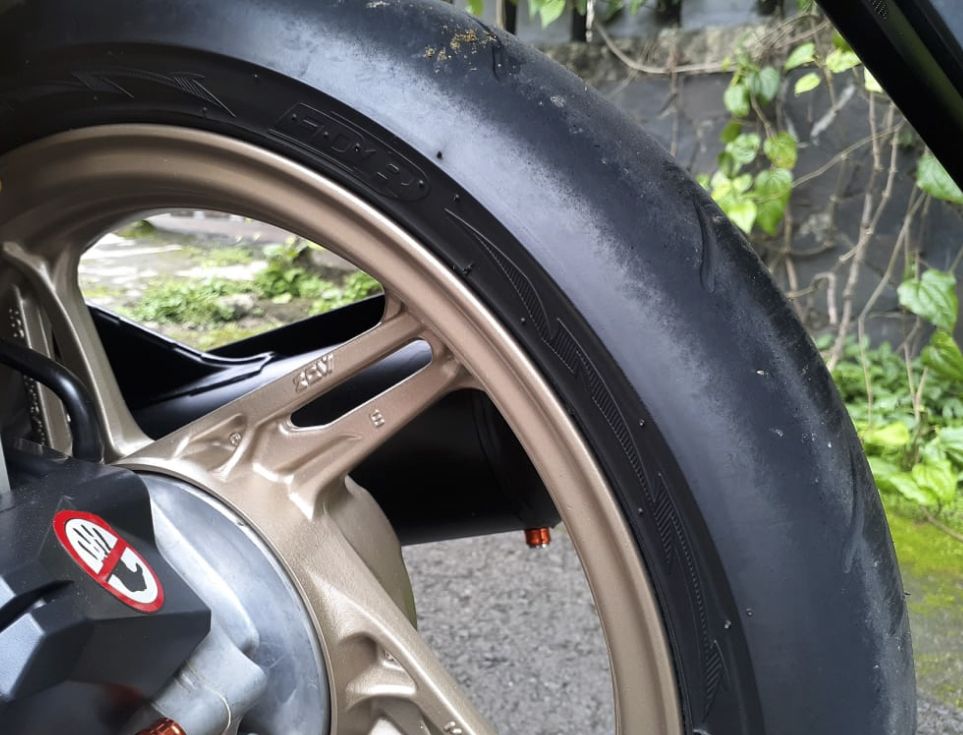 Cocok buat musim hujan, ini manfaat ban soft compound buat motor harian